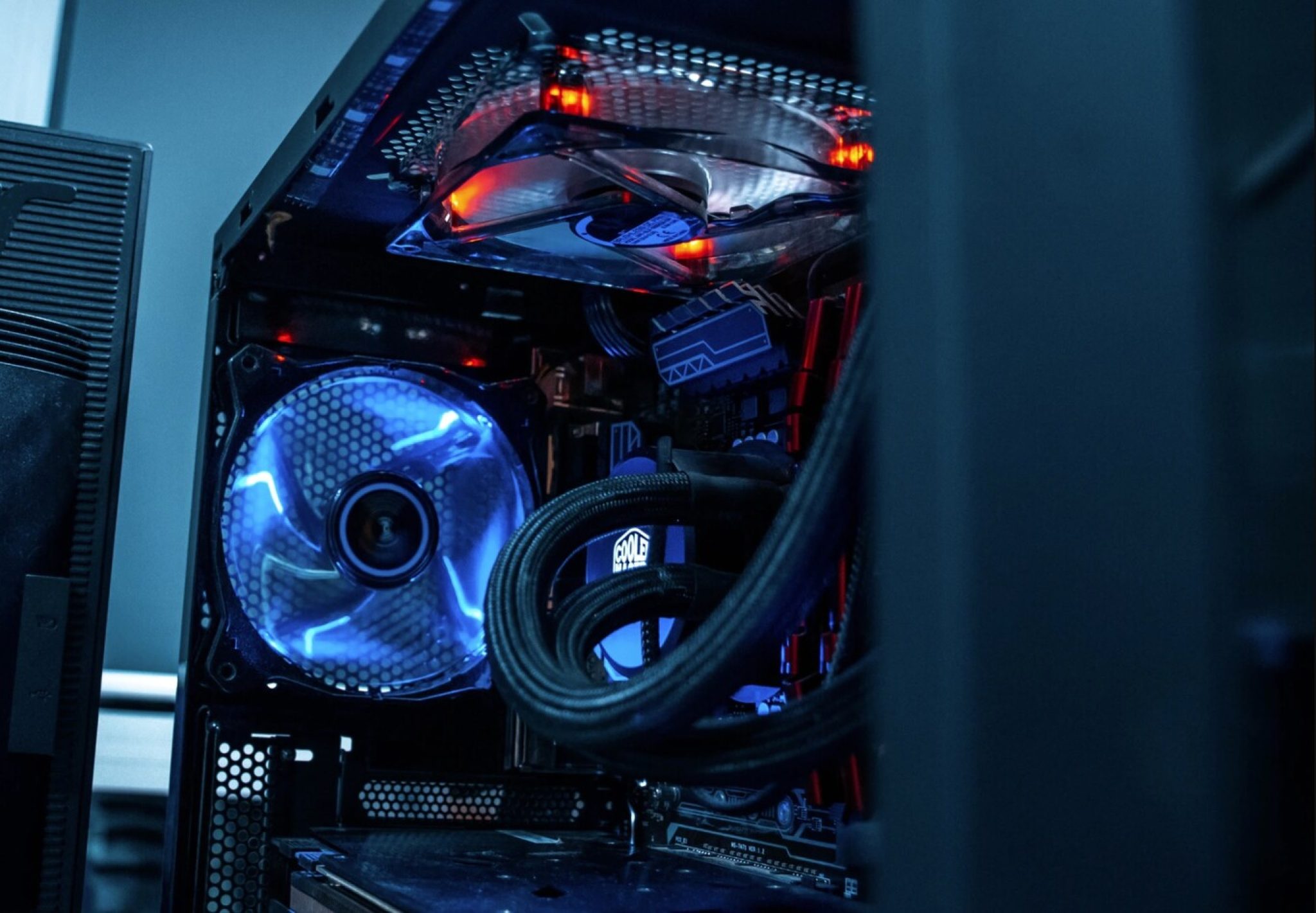 Mengatur kabel di casing PC Anda: panduan dan aksesori utama