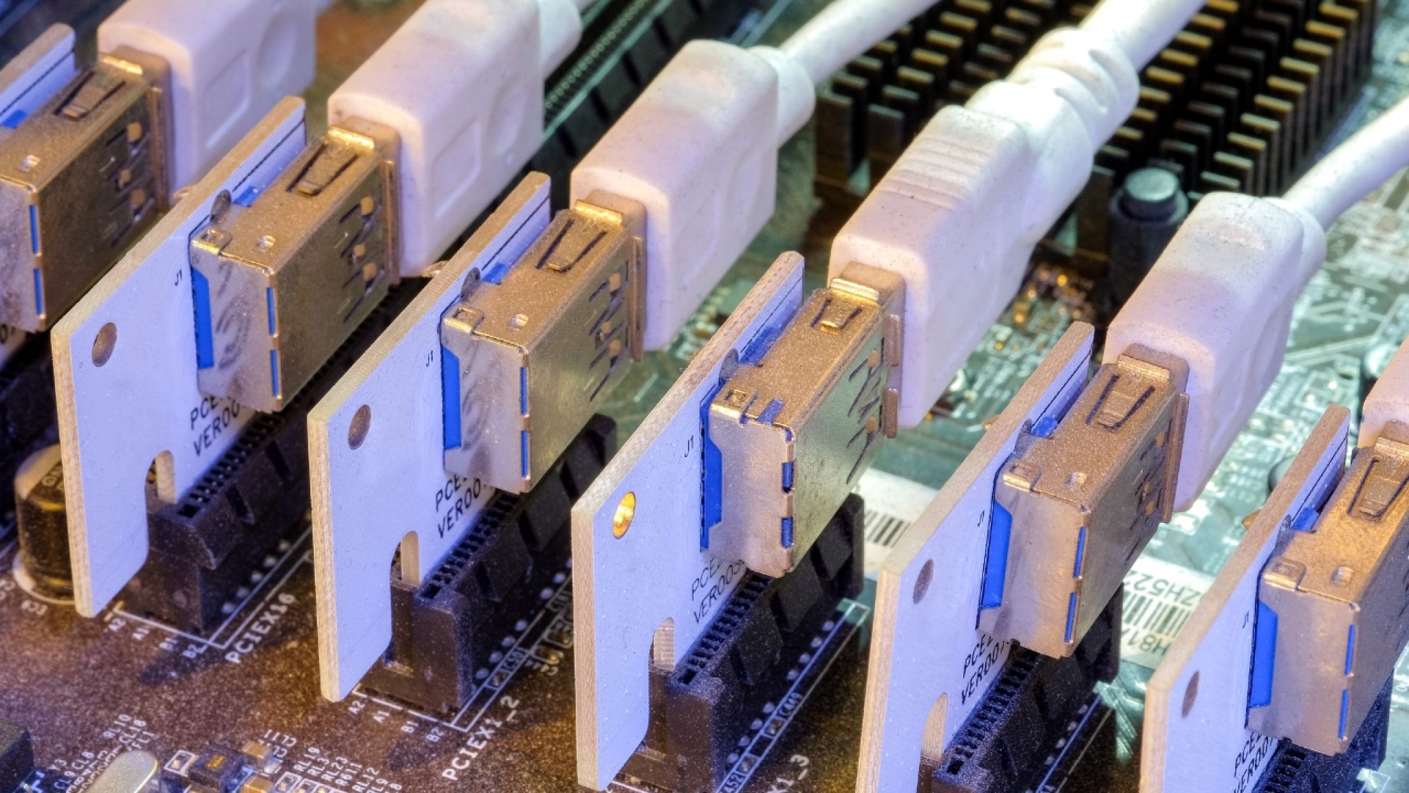 Riser card: qué es y para qué sirve - Guía Hardware